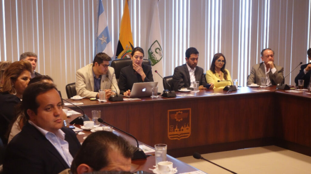 Empresas deben incluir una mujer por cada tres personas en su ...